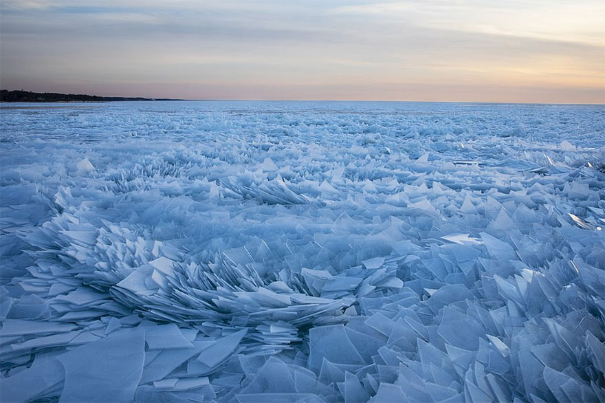FOTOS- El lago Michigan congelado se rompe en millones de piezas